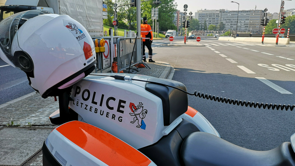 RTL Today - Dangerous driving: 42 motorists caught using phones during ...