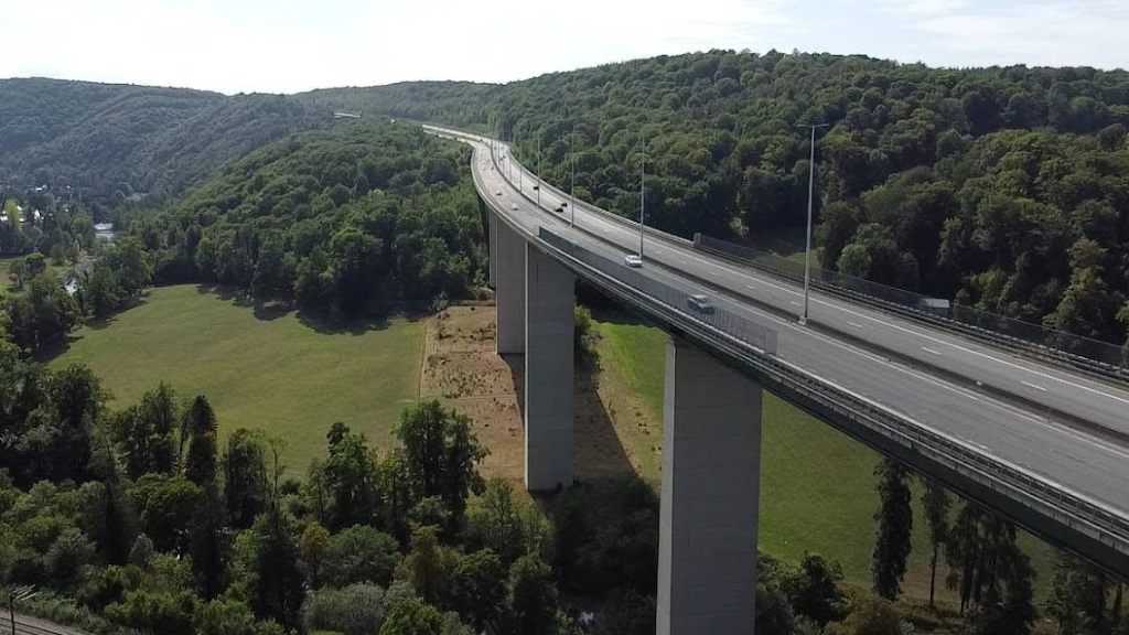 RTL - Drama an der Belsch: Mamm aus Lëtzebuerg spréngt mat hirem Puppelchen vun Autobunnsbréck ...